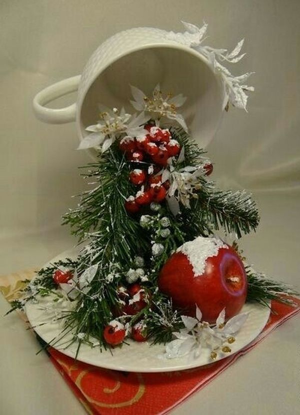 17 Amazing Christmas decorations with ornaments spilled from cups ...