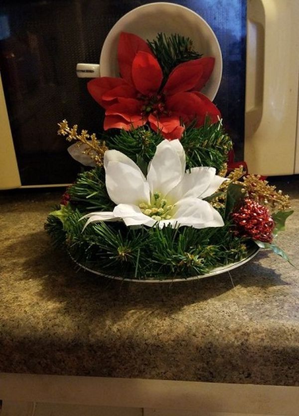 17 Amazing Christmas decorations with ornaments spilled from cups ...