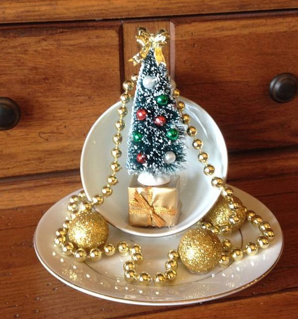 17 Amazing Christmas decorations with ornaments spilled from cups ...