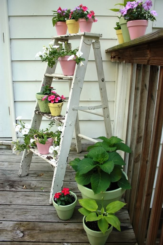 Build DIY flower stands yourself - Use old wooden ladders as flower ...