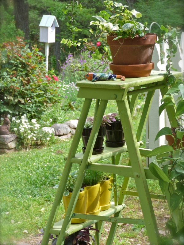 Build DIY flower stands yourself - Use old wooden ladders as flower ...