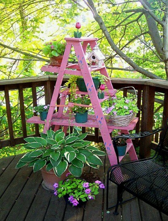 Build DIY flower stands yourself - Use old wooden ladders as flower ...