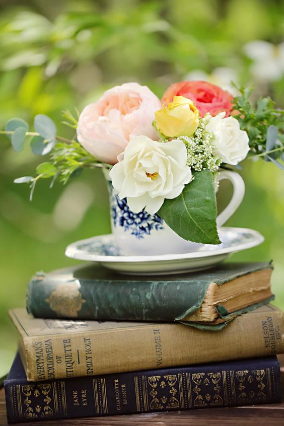 Excellent DIY examples to make farmhouse cup decoration with flowers ...