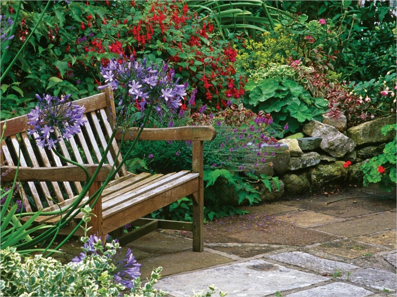 Garden decoration ideas - how to insert a country touch in your garden ...