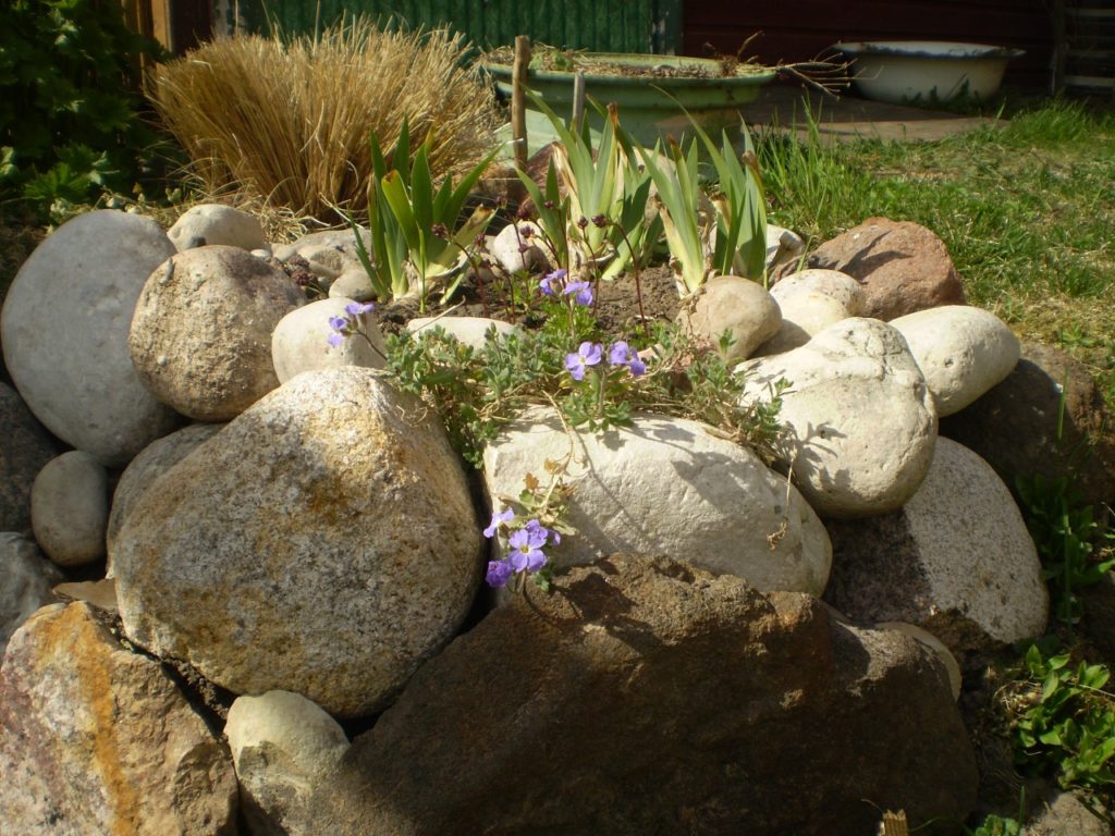 50 DIY Stone flower beds and rock gardens that will boost your garden ...