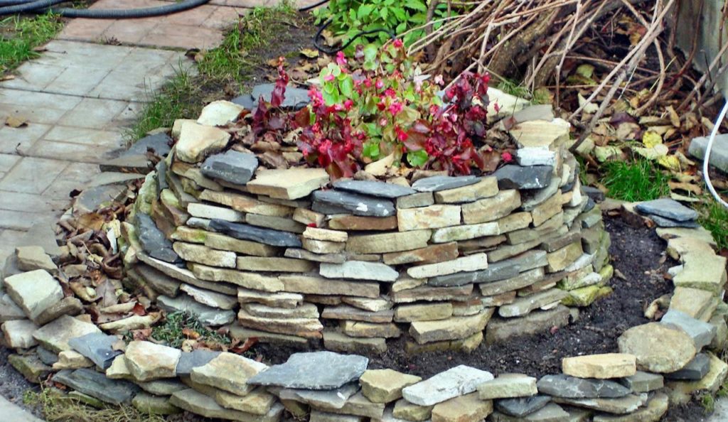 50 DIY Stone flower beds and rock gardens that will boost your garden ...