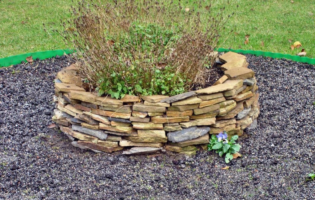 50 DIY Stone flower beds and rock gardens that will boost your garden ...