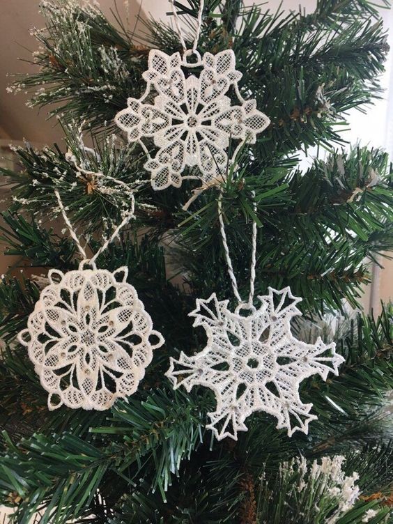 DIY Christmas ornaments from lace for a nostalgic touch to your home ...