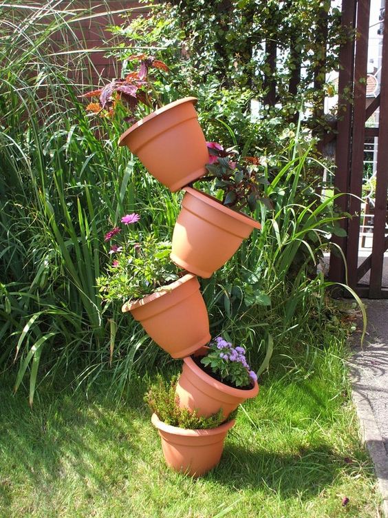 DIY Flower towers, a pleasant surprise in the yard and garden of your ...