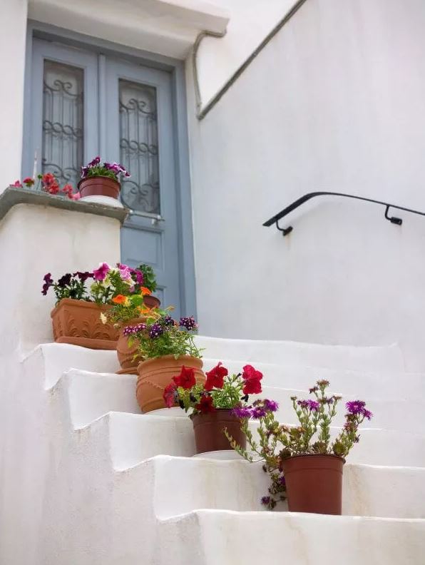 Decorate the outside stairs with flower pots - 32 fresh farmhouse ...