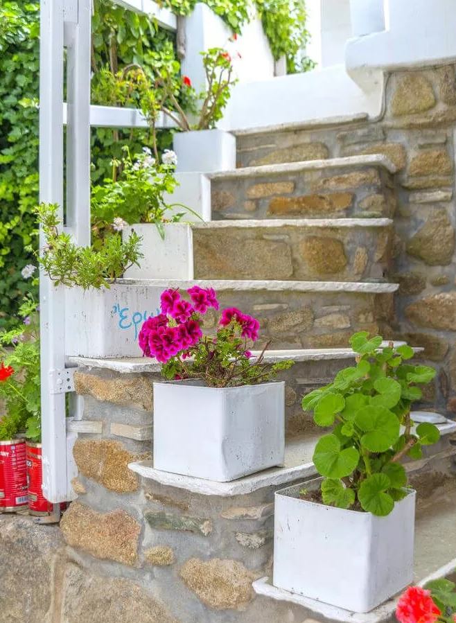 Decorate the outside stairs with flower pots - 32 fresh farmhouse ...