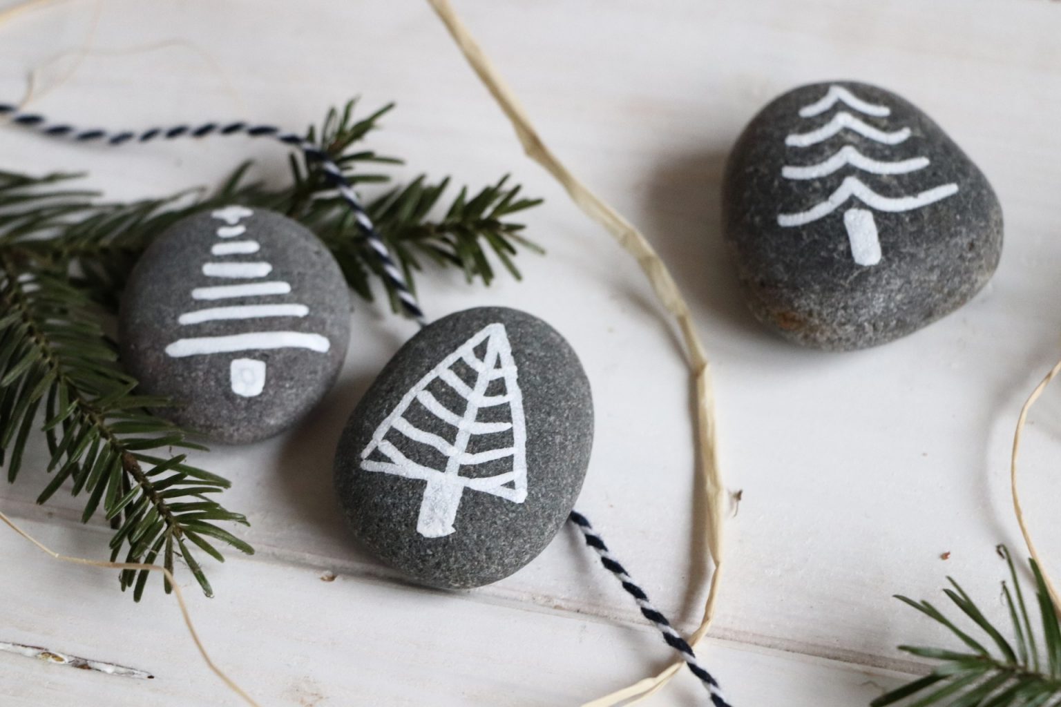 Stone painting for Christmas - artistic DIY ideas and tips for a ...