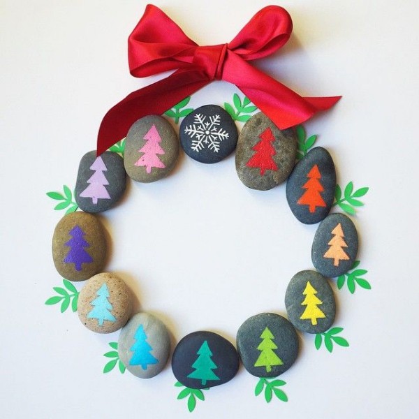Stone painting for Christmas - artistic DIY ideas and tips for a ...
