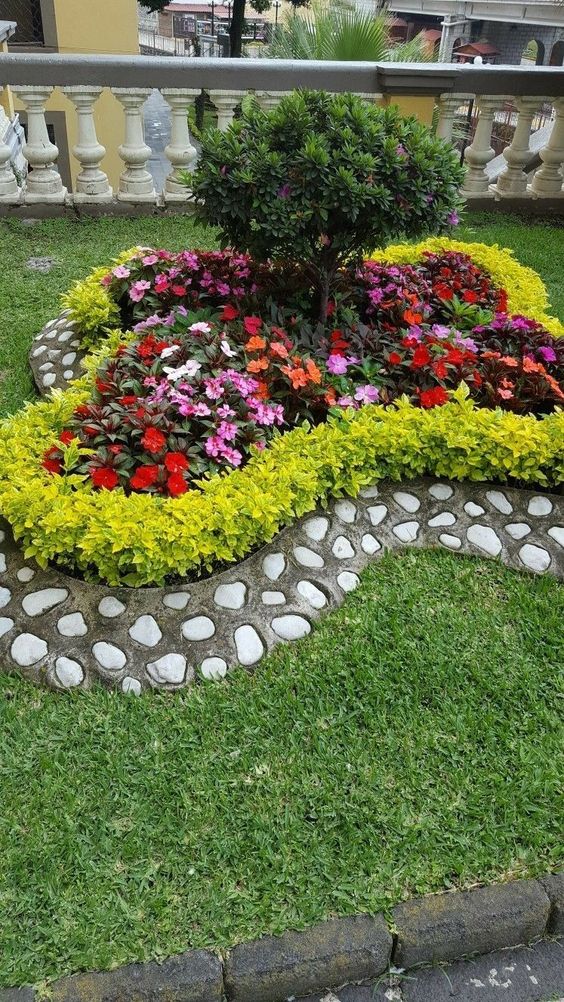 Improve your garden: 30 Inspiration ideas for round shape flower beds ...