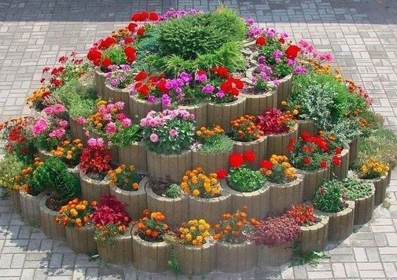 Improve your garden: 30 Inspiration ideas for round shape flower beds ...