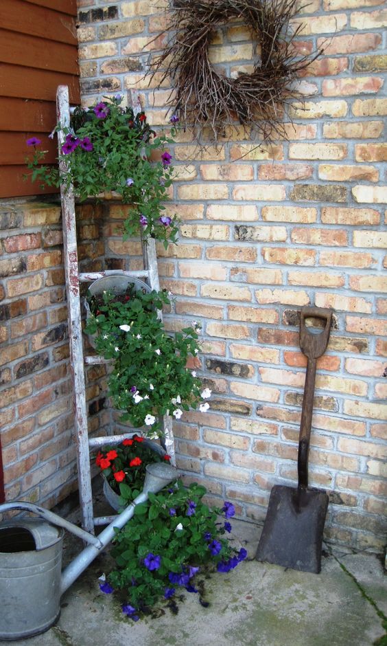 22 Amazing spring decoration ideas with an old ladder | My desired home