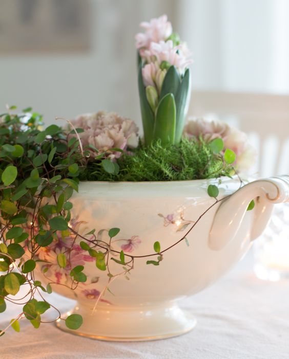 Turn old kitchen utensils into beautiful decorations for spring: 22 ...