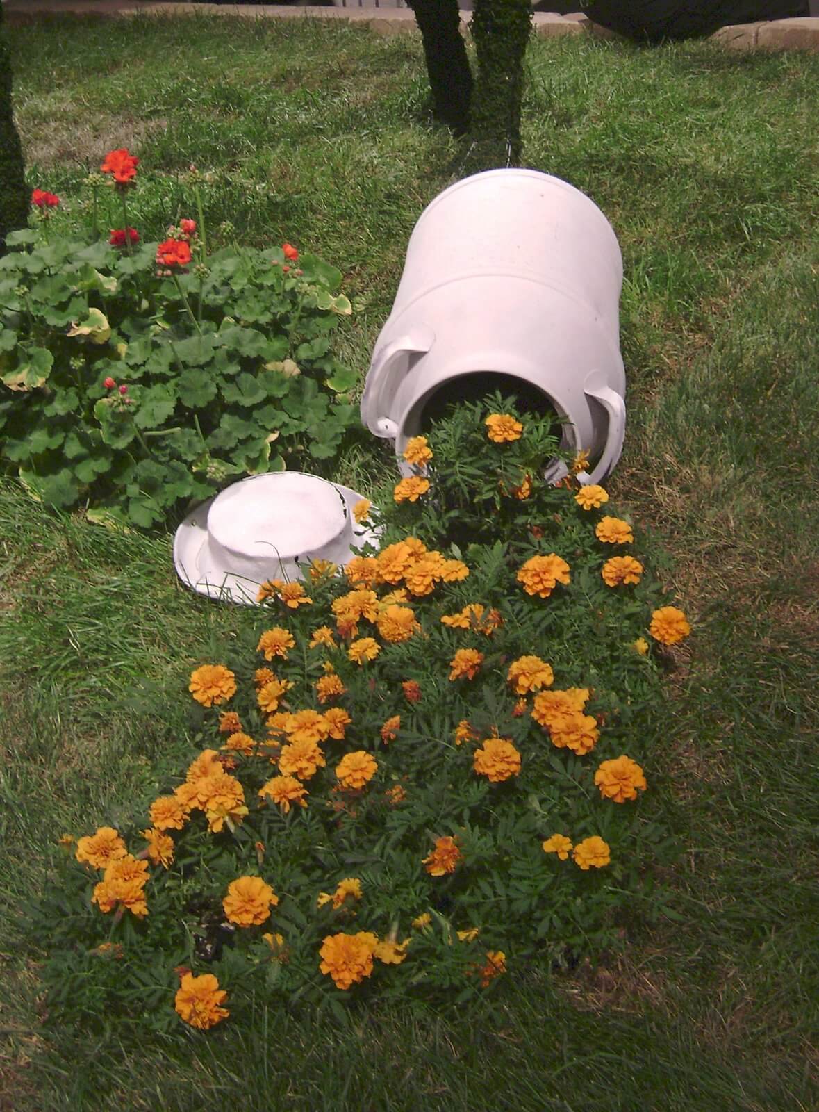 Beautiful DIY spilled flowerpots decoration - 33 ideas that will ...