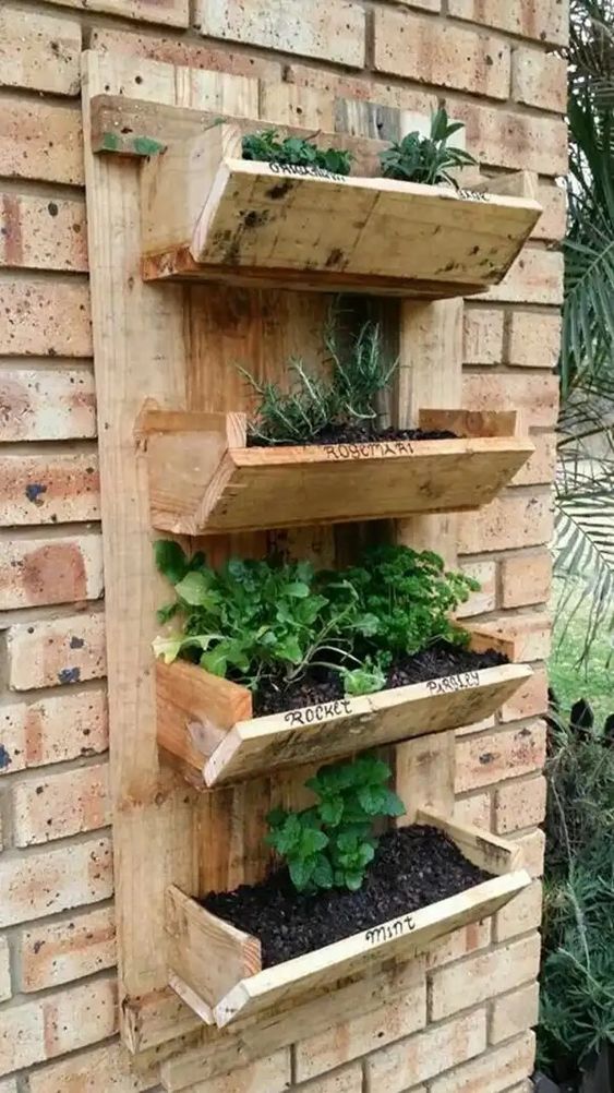 20 inspirations for DIY wooden wall pots that will take up almost no ...