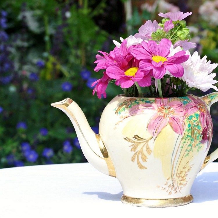 Old teapot as a garden decoration: 20 original upcycling ideas to ...