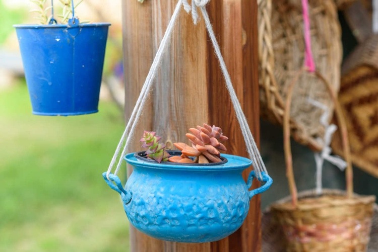 21 Unusual home and garden decorations with old cooking pots | My ...