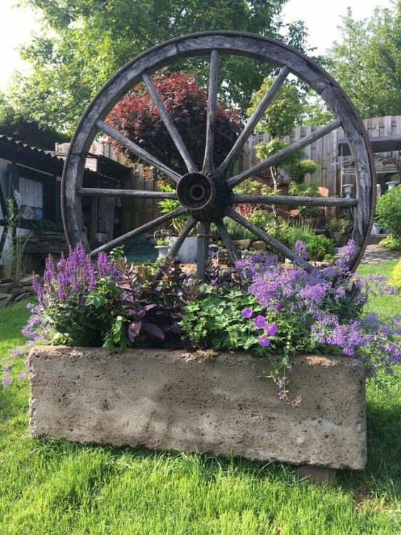 Incorporate an ordinary wooden wheel into your garden decoration - The ...