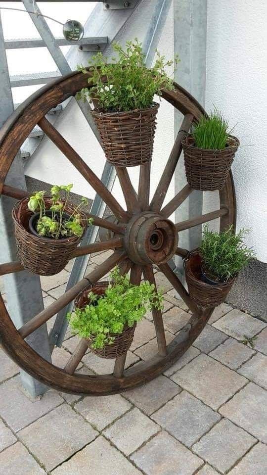 Incorporate an ordinary wooden wheel into your garden decoration - The ...