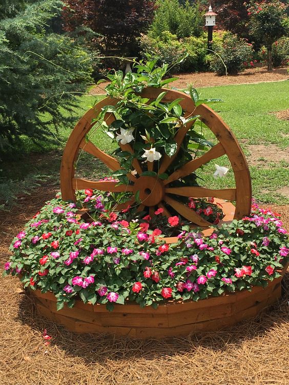 Incorporate an ordinary wooden wheel into your garden decoration - The ...