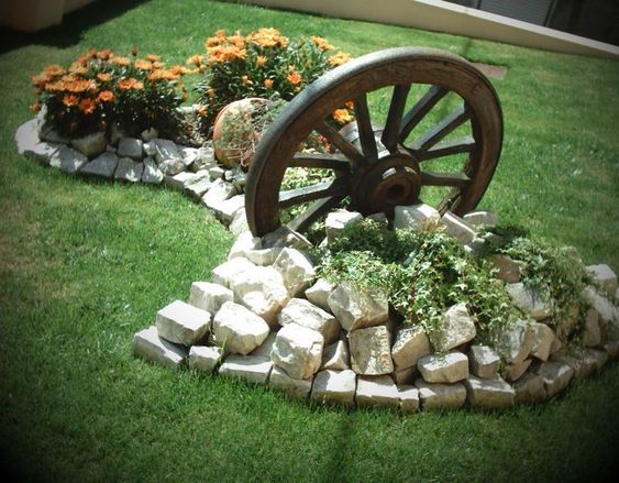 Incorporate an ordinary wooden wheel into your garden decoration - The ...