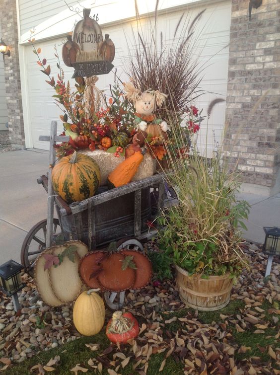 Original autumn decoration ideas with a wooden cart or a garden ...