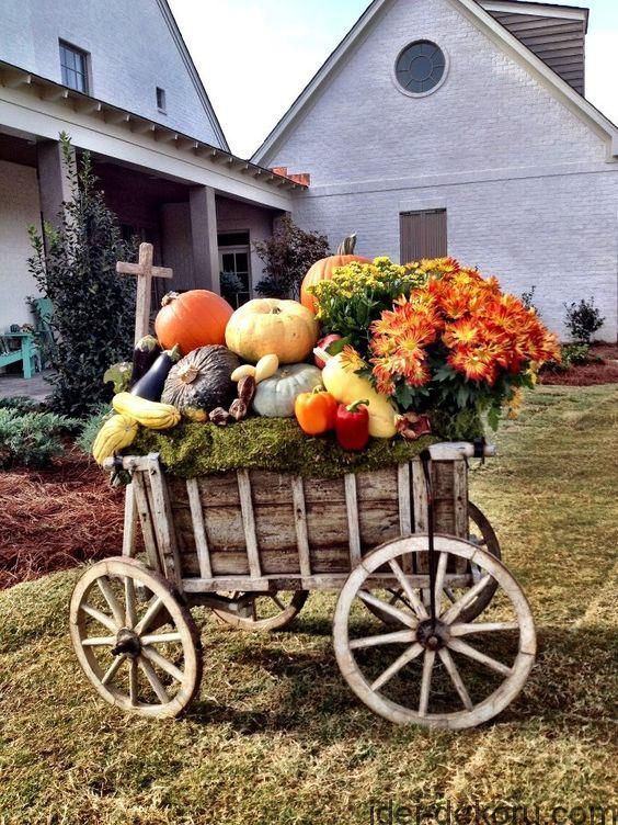 Original autumn decoration ideas with a wooden cart or a garden ...