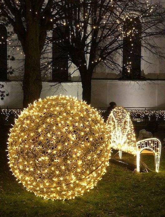20 Beautiful Christmas decorations with string lights for inspiration ...
