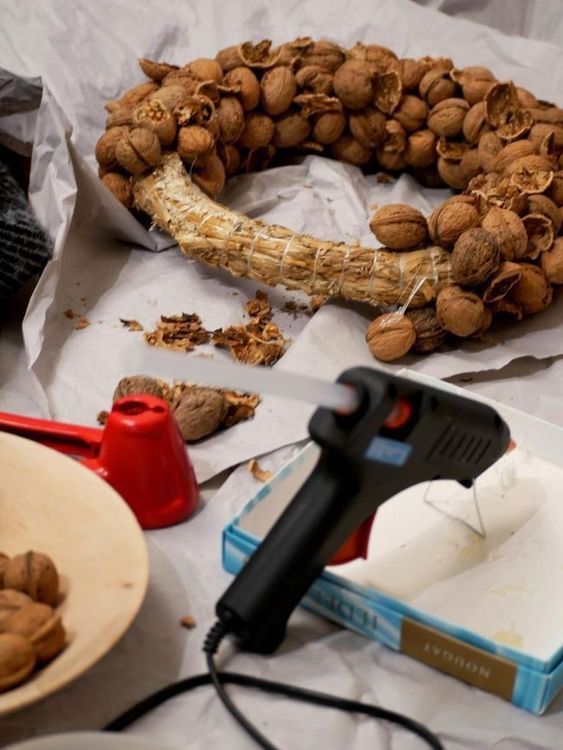 Beautiful DIY decorations for winter and Christmas with walnut shells ...