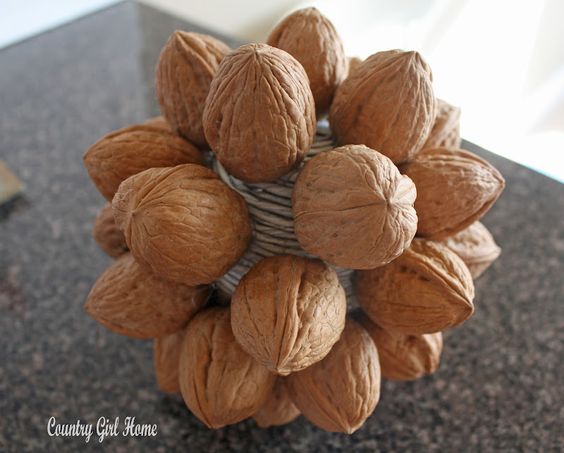 Beautiful DIY decorations for winter and Christmas with walnut shells ...