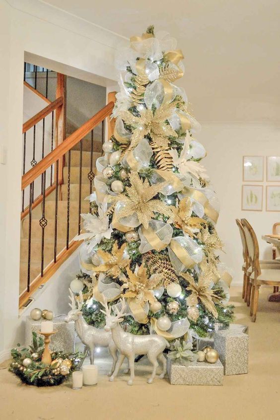 Decorating a Christmas Tree with Flowers: 40 Charming Ideas for Your ...