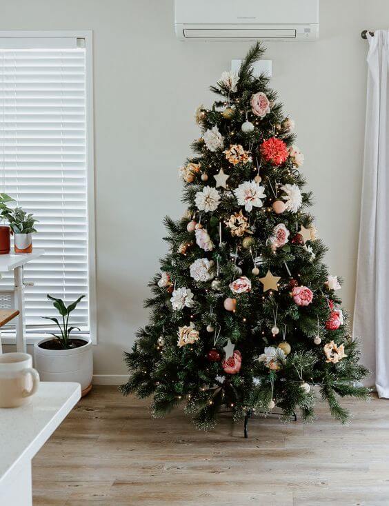 Decorating a Christmas Tree with Flowers: 40 Charming Ideas for Your ...