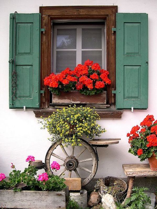 52 Beautiful ideas with dreamy flowers placed all over the house: doors ...