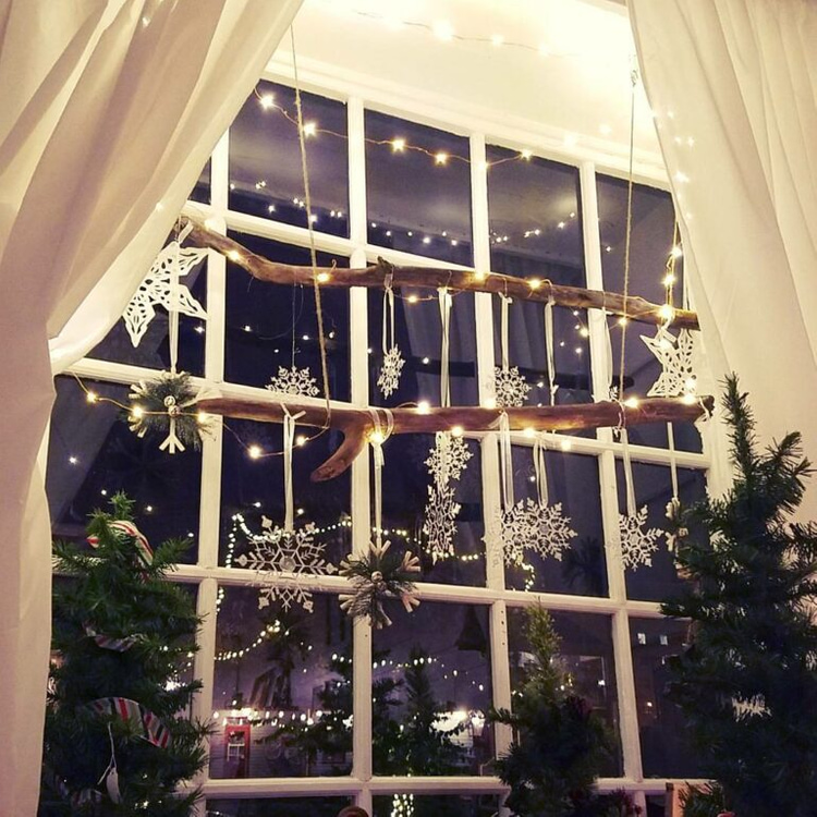 Decorate your window with Christmas touches using these 43 amazing ...