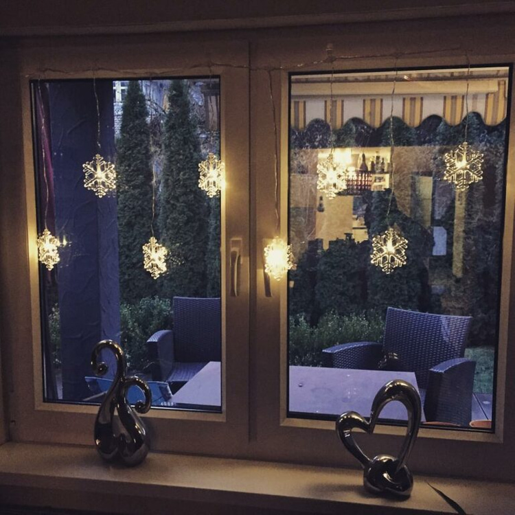 Decorate your window with Christmas touches using these 43 amazing ...