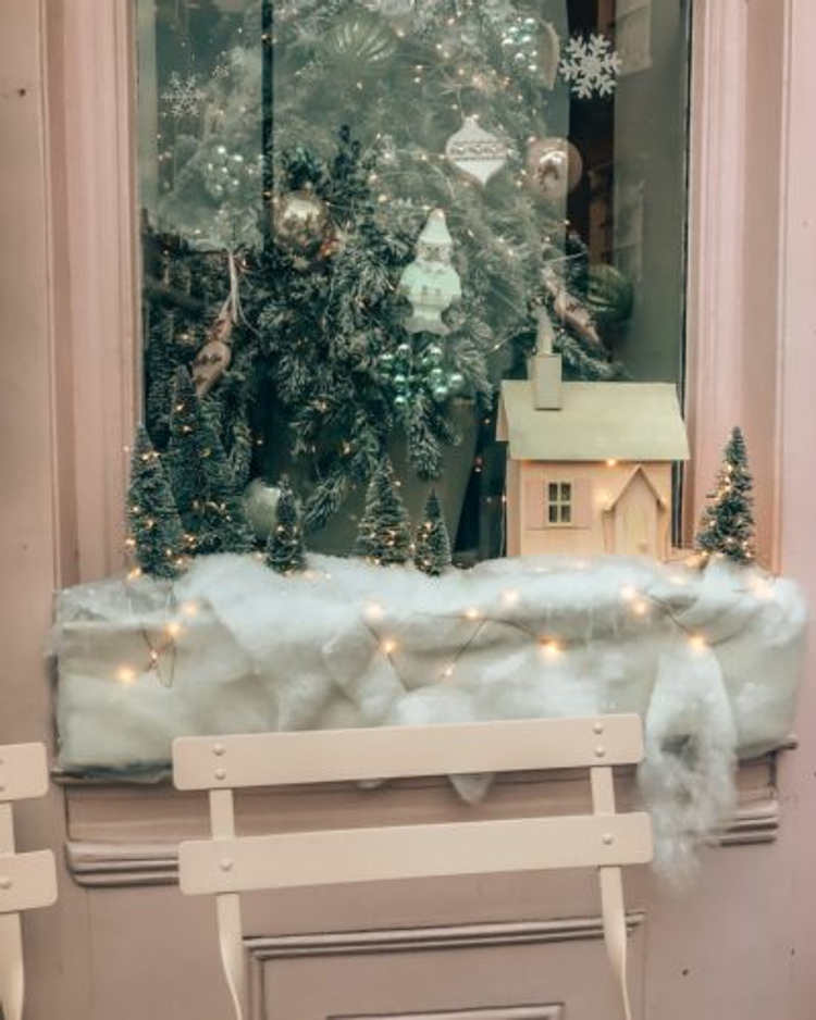 Decorate your window with Christmas touches using these 43 amazing ...