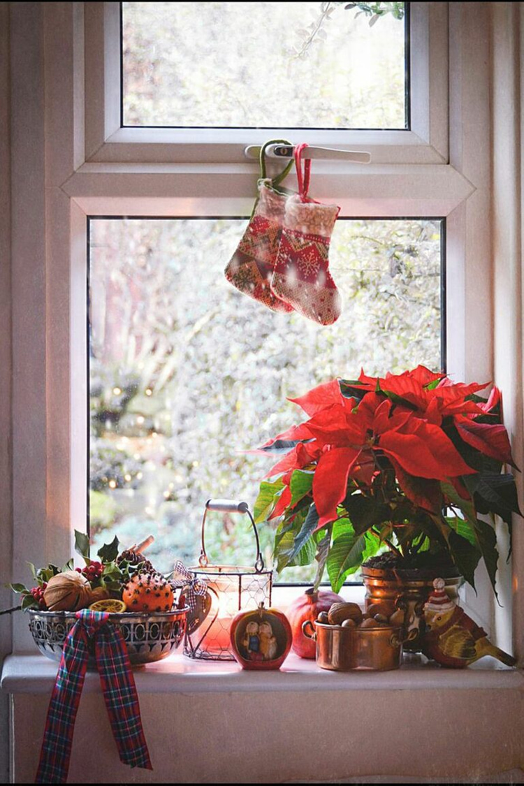 Decorate your window with Christmas touches using these 43 amazing ...