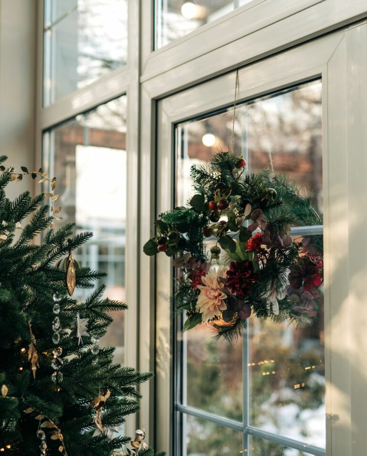 Decorate your window with Christmas touches using these 43 amazing ...
