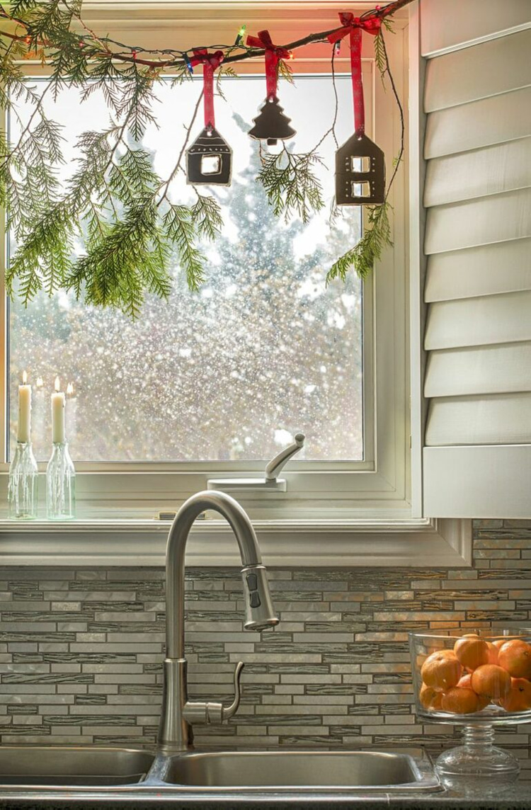Decorate your window with Christmas touches using these 43 amazing ...