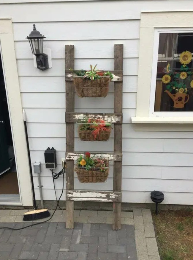 20 Amazing DIY ideas to turn an old wooden ladder into a beautiful ...
