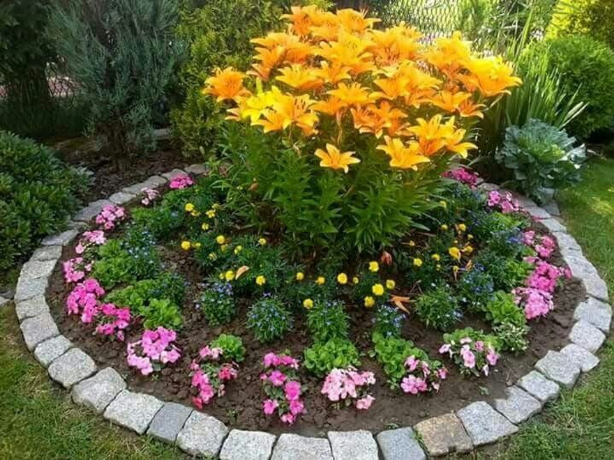 Flowerbed Islands: 30 Ideas for Small and Large Yards | My desired home